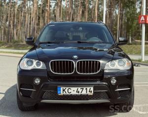 Black BMW X5 2012 in Riga, with an engine capacity of 3.00 L and mileage of 283 thousand km for 11000 €, photo 3 on AUTOMOTO.COM.LV