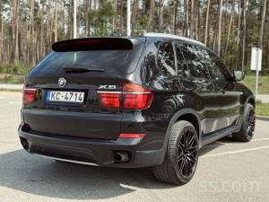 Black BMW X5 2012 in Riga, with an engine capacity of 3.00 L and mileage of 283 thousand km for 11000 €, photo 5 on AUTOMOTO.COM.LV