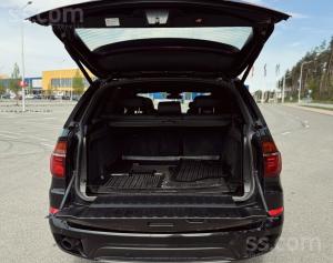 Black BMW X5 2012 in Riga, with an engine capacity of 3.00 L and mileage of 283 thousand km for 11000 €, photo 7 on AUTOMOTO.COM.LV