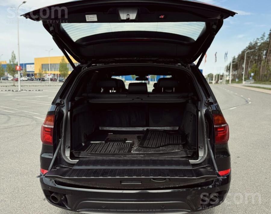 Black BMW X5 2012 in Riga, with an engine capacity of 3.00 L and mileage of 283 thousand km for 11000 €, photo 7 on AUTOMOTO.COM.LV