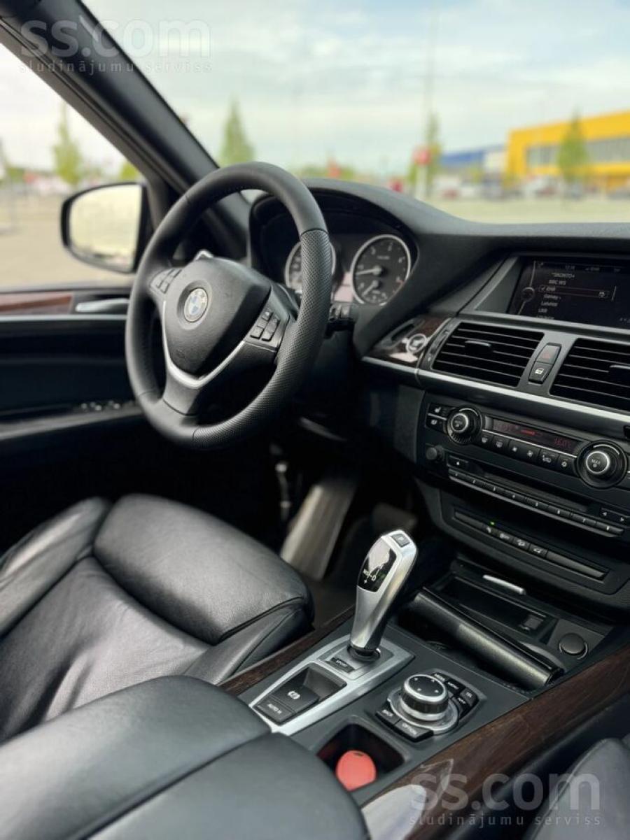 Black BMW X5 2012 in Riga, with an engine capacity of 3.00 L and mileage of 283 thousand km for 11000 €, photo 11 on AUTOMOTO.COM.LV