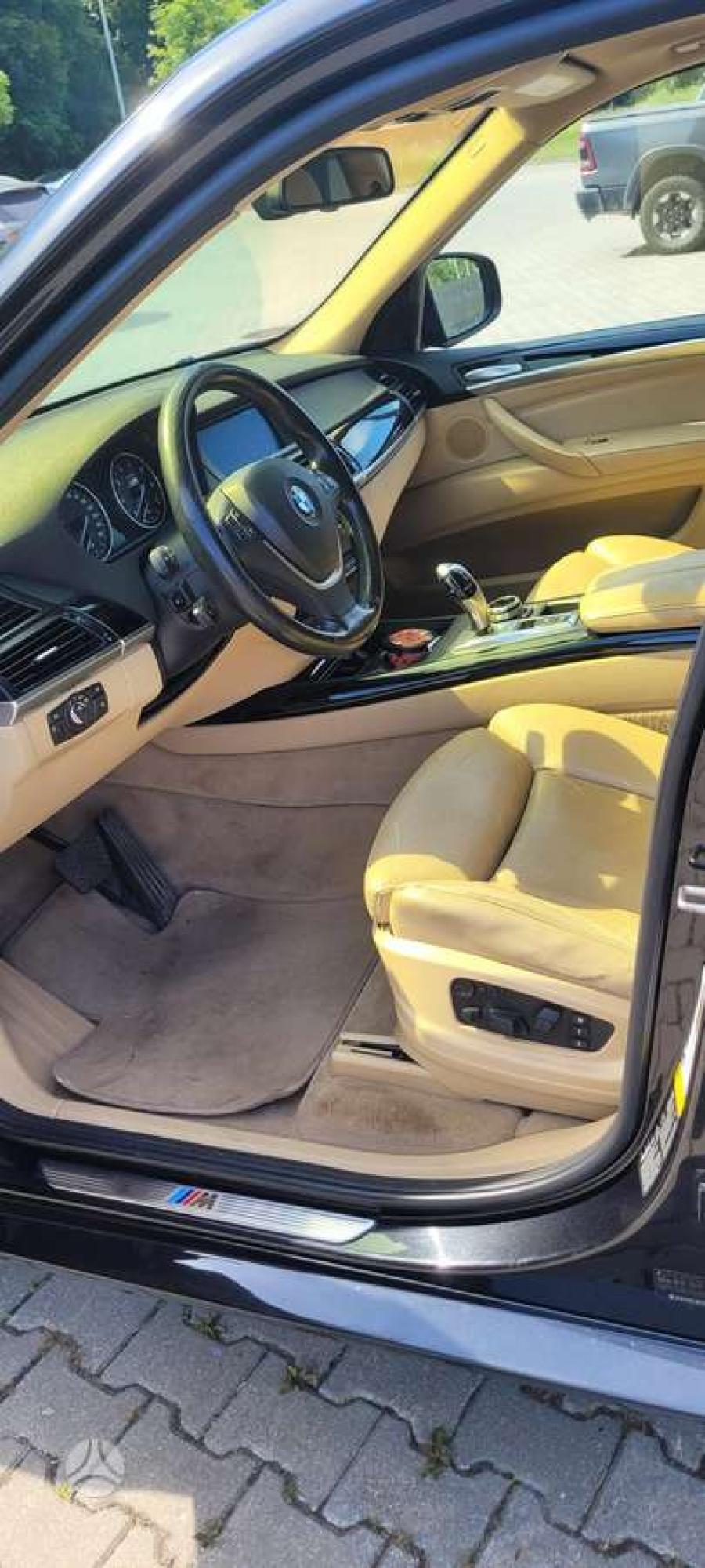 Black BMW X5 2012 in Klaipeda, with an engine capacity of 2.98 L and mileage of 298 thousand km for 12500 €, photo 8 on AUTOMOTO.COM.LV