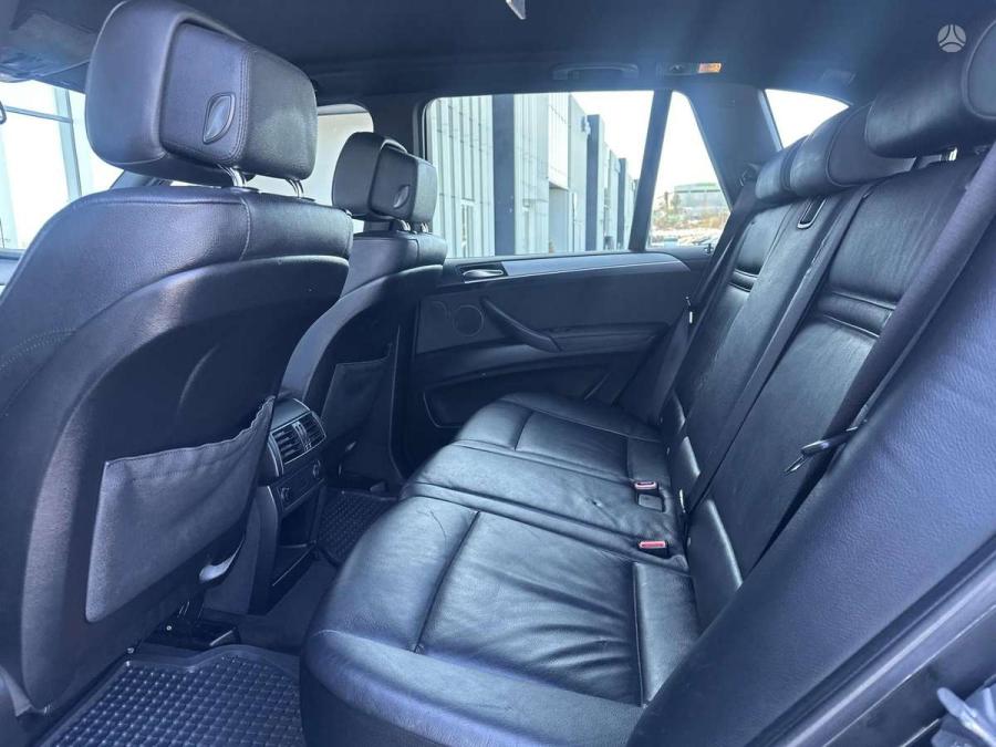 Black BMW X5 2012 in Vilnius, with an engine capacity of 2.99 L and mileage of 259 thousand km for 9500 €, photo 10 on AUTOMOTO.COM.LV