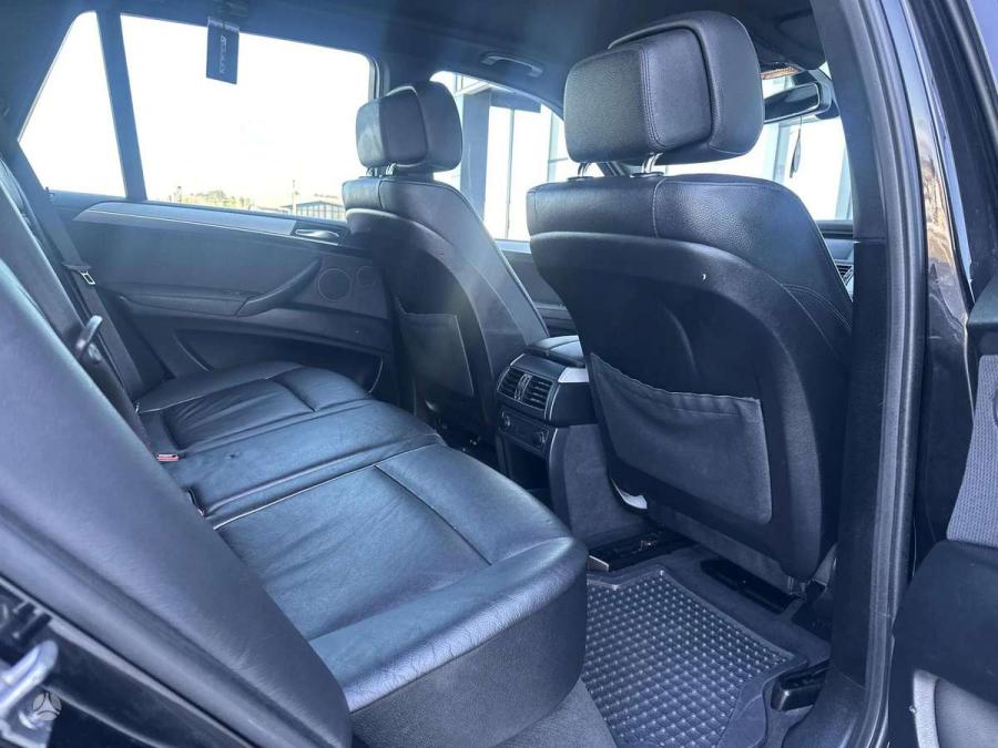Black BMW X5 2012 in Vilnius, with an engine capacity of 2.99 L and mileage of 259 thousand km for 9500 €, photo 12 on AUTOMOTO.COM.LV