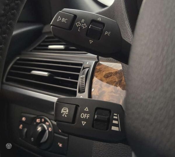 Black BMW X5 2012 in Marijampole, with an engine capacity of 2.99 L and mileage of 226 thousand km for 12999 €, photo 3 on AUTOMOTO.COM.LV