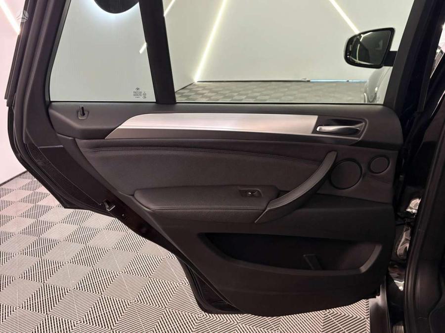Melns BMW X5 2012 Marijampole, ar dzinēja tilpumu 3.00 L un nobraukumu 262 tūkst. km par 12999 €, foto 25 vietnē AUTOMOTO.COM.LV