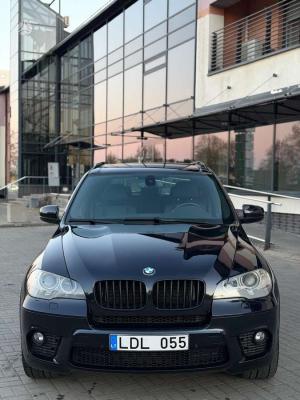 Black BMW X5 2012 in Vilnius, with an engine capacity of 3.00 L and mileage of 299 thousand km for 10900 €, photo 4 on AUTOMOTO.COM.LV