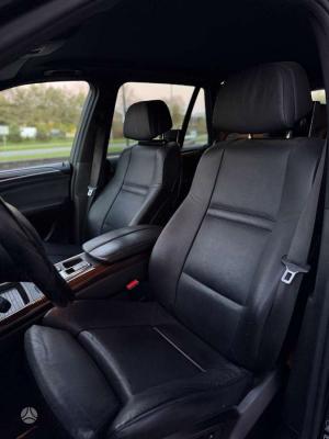 Black BMW X5 2012 in Vilnius, with an engine capacity of 3.00 L and mileage of 299 thousand km for 10900 €, photo 9 on AUTOMOTO.COM.LV