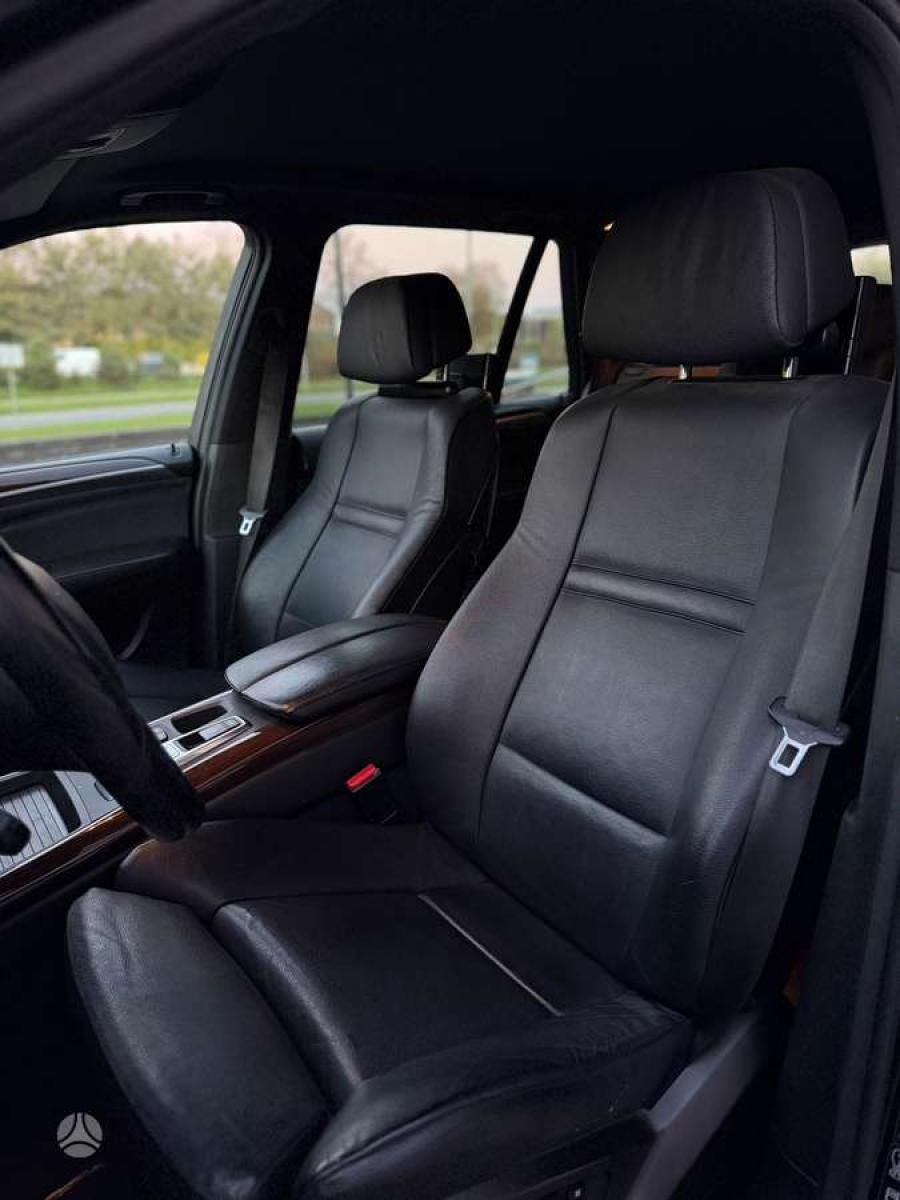 Black BMW X5 2012 in Vilnius, with an engine capacity of 3.00 L and mileage of 299 thousand km for 10900 €, photo 9 on AUTOMOTO.COM.LV