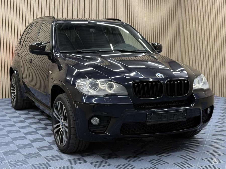 Black BMW X5 2012 in Marijampole, with an engine capacity of 2.99 L and mileage of 285 thousand km for 11700 €, photo 1 on AUTOMOTO.COM.LV