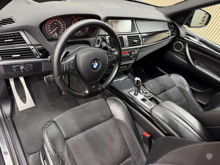 Black BMW X5 2012 in Marijampole, with an engine capacity of 2.99 L and mileage of 285 thousand km for 11700 €, photo 3 on AUTOMOTO.COM.LV
