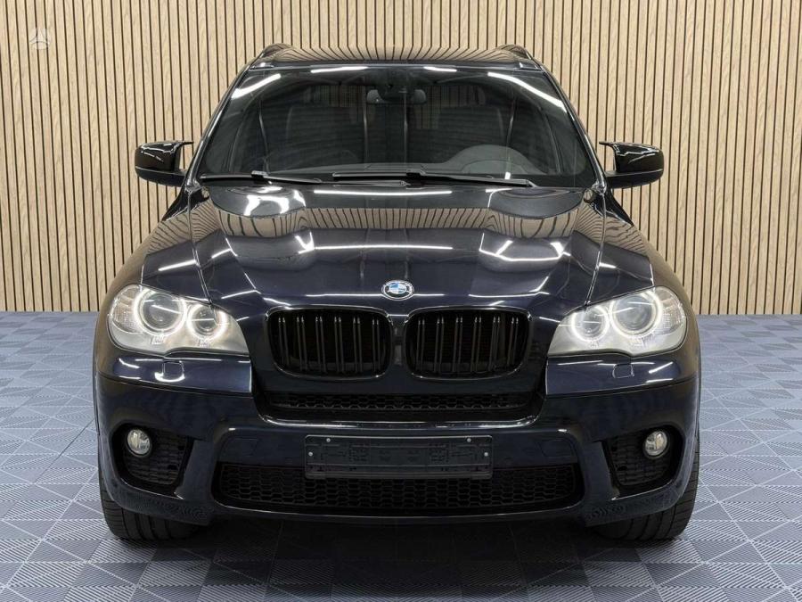 Black BMW X5 2012 in Marijampole, with an engine capacity of 2.99 L and mileage of 285 thousand km for 11700 €, photo 5 on AUTOMOTO.COM.LV