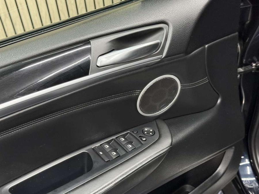 Black BMW X5 2012 in Marijampole, with an engine capacity of 2.99 L and mileage of 285 thousand km for 11700 €, photo 24 on AUTOMOTO.COM.LV