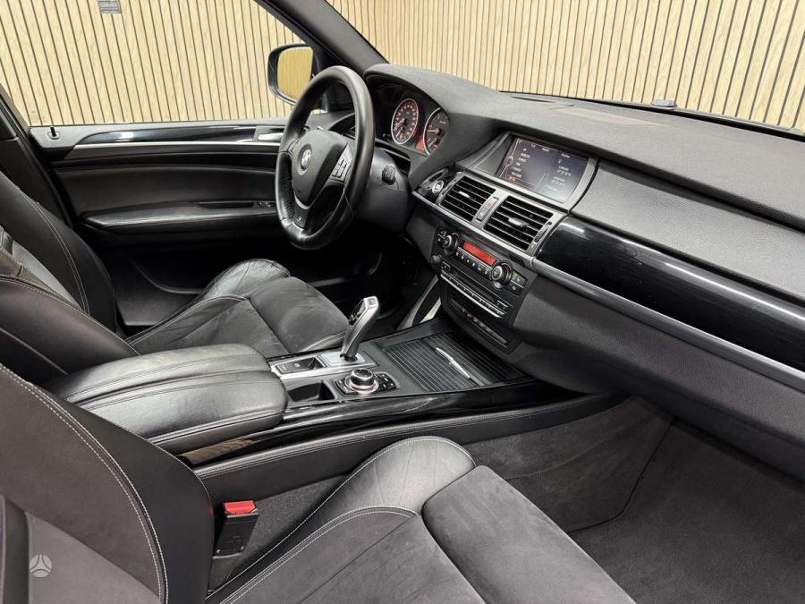Black BMW X5 2012 in Marijampole, with an engine capacity of 2.99 L and mileage of 285 thousand km for 11700 €, photo 33 on AUTOMOTO.COM.LV