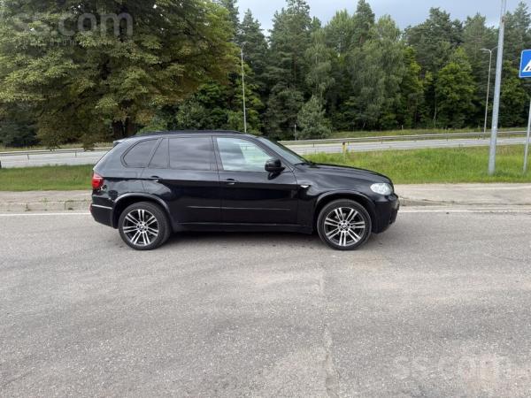 Black BMW X5 2012 in Riga, with an engine capacity of 3.00 L and mileage of 303 thousand km for 13500 €, photo 2 on AUTOMOTO.COM.LV