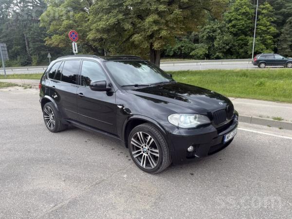 Black BMW X5 2012 in Riga, with an engine capacity of 3.00 L and mileage of 303 thousand km for 13500 €, photo 3 on AUTOMOTO.COM.LV