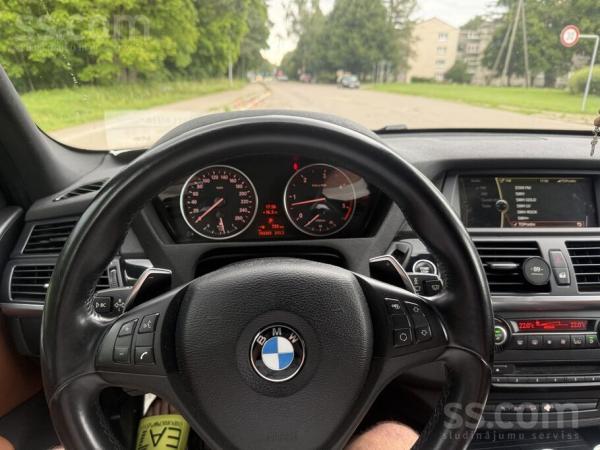 Black BMW X5 2012 in Riga, with an engine capacity of 3.00 L and mileage of 303 thousand km for 13500 €, photo 4 on AUTOMOTO.COM.LV