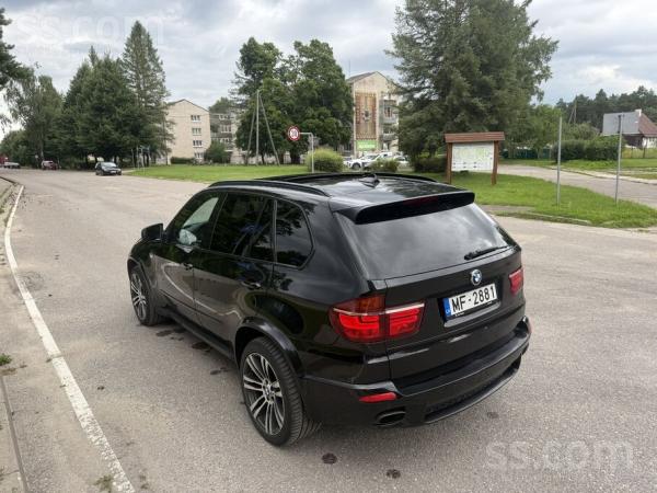 Black BMW X5 2012 in Riga, with an engine capacity of 3.00 L and mileage of 303 thousand km for 13500 €, photo 5 on AUTOMOTO.COM.LV