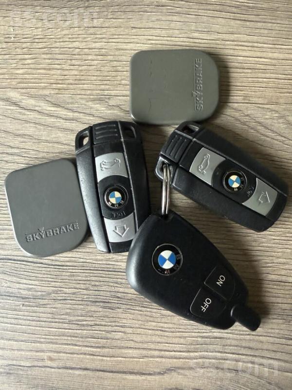 Black BMW X5 2012 in Riga, with an engine capacity of 3.00 L and mileage of 303 thousand km for 13500 €, photo 7 on AUTOMOTO.COM.LV
