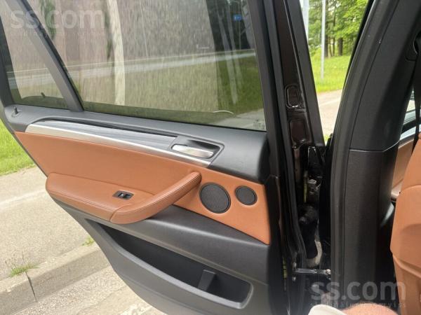 Black BMW X5 2012 in Riga, with an engine capacity of 3.00 L and mileage of 303 thousand km for 13500 €, photo 10 on AUTOMOTO.COM.LV