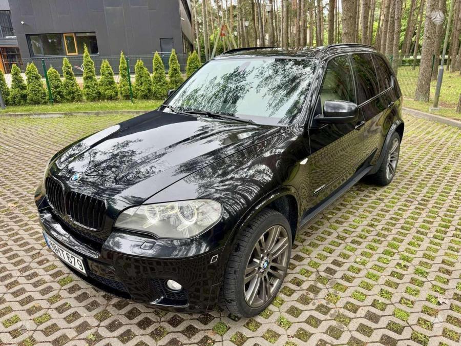 Black BMW X5 2012 in Kaunas, with an engine capacity of 2.98 L and mileage of 260 thousand km for 8900 €, photo 1 on AUTOMOTO.COM.LV