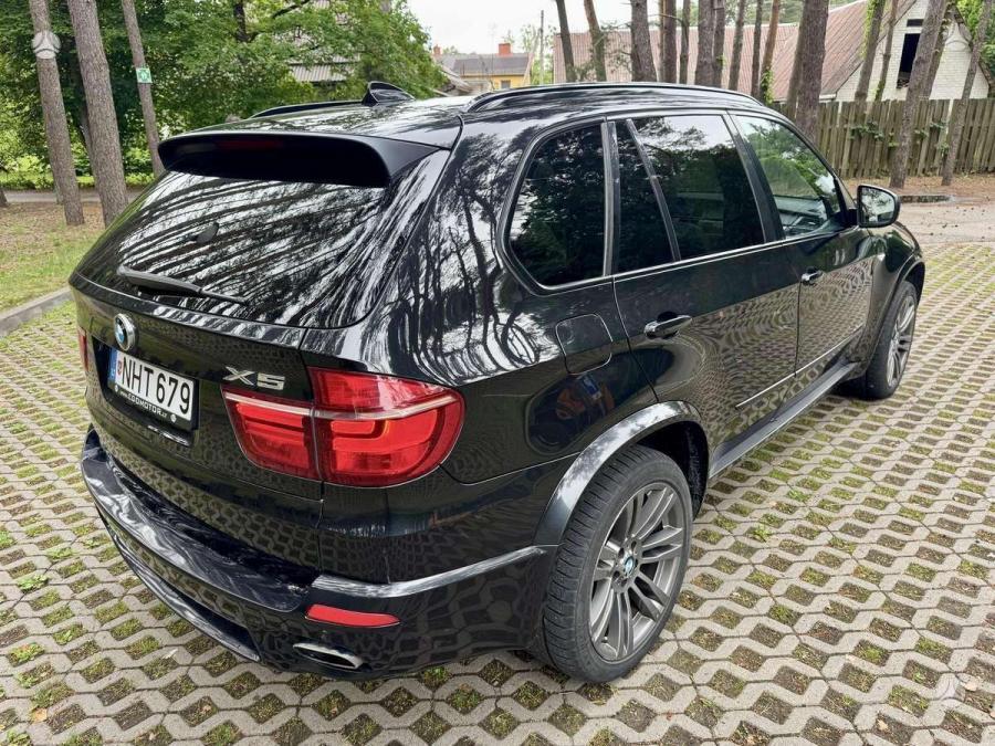 Black BMW X5 2012 in Kaunas, with an engine capacity of 2.98 L and mileage of 260 thousand km for 8900 €, photo 5 on AUTOMOTO.COM.LV