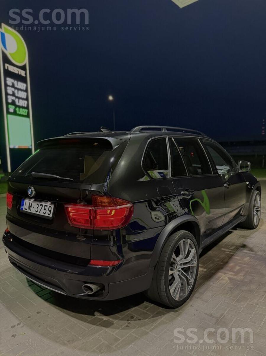 Black BMW X5 2012 in Daugavpils, with an engine capacity of 3.00 L and mileage of 355 thousand km for 11500 €, photo 4 on AUTOMOTO.COM.LV