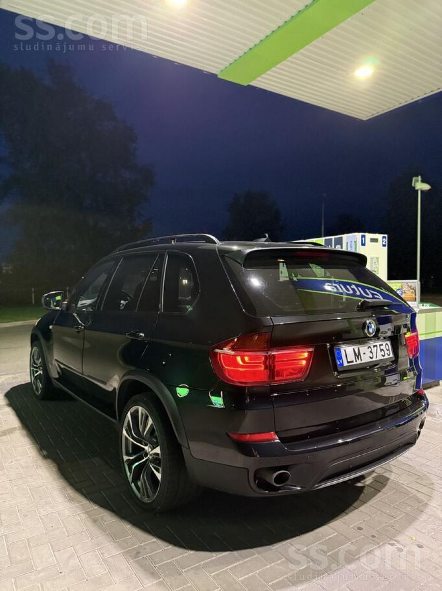 Black BMW X5 2012 in Daugavpils, with an engine capacity of 3.00 L and mileage of 355 thousand km for 11500 €, photo 5 on AUTOMOTO.COM.LV