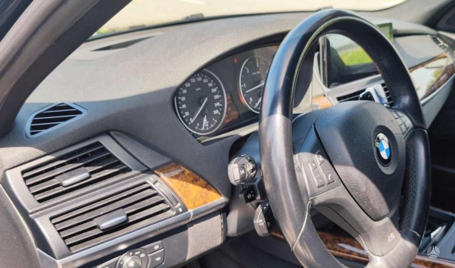 Black BMW X5 2012 in Vilnius, with an engine capacity of 2.99 L and mileage of 269 thousand km for 11850 €, photo 6 on AUTOMOTO.COM.LV
