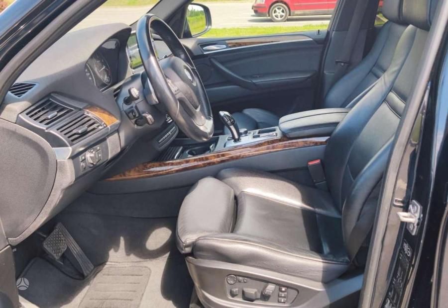 Black BMW X5 2012 in Vilnius, with an engine capacity of 2.99 L and mileage of 269 thousand km for 11850 €, photo 11 on AUTOMOTO.COM.LV