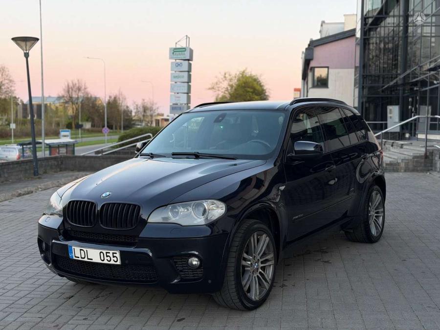 Black BMW X5 2012 in Vilnius, with an engine capacity of 3.00 L and mileage of 293 thousand km for 10900 €, photo 3 on AUTOMOTO.COM.LV