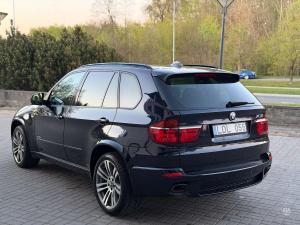 Black BMW X5 2012 in Vilnius, with an engine capacity of 3.00 L and mileage of 293 thousand km for 10900 €, photo 4 on AUTOMOTO.COM.LV