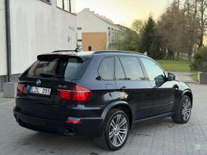 Black BMW X5 2012 in Vilnius, with an engine capacity of 3.00 L and mileage of 293 thousand km for 10900 €, photo 5 on AUTOMOTO.COM.LV