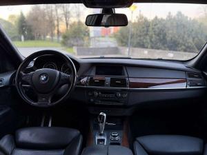 Black BMW X5 2012 in Vilnius, with an engine capacity of 3.00 L and mileage of 293 thousand km for 10900 €, photo 7 on AUTOMOTO.COM.LV