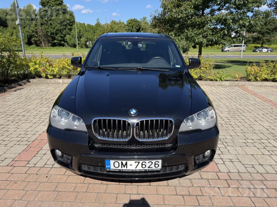Black BMW X5 2012 in Riga, with an engine capacity of 3.00 L and mileage of 234 thousand km for 12300 €, photo 3 on AUTOMOTO.COM.LV
