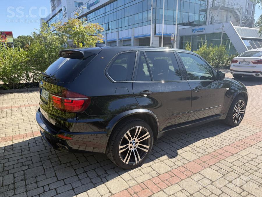 Black BMW X5 2012 in Riga, with an engine capacity of 3.00 L and mileage of 234 thousand km for 12300 €, photo 6 on AUTOMOTO.COM.LV