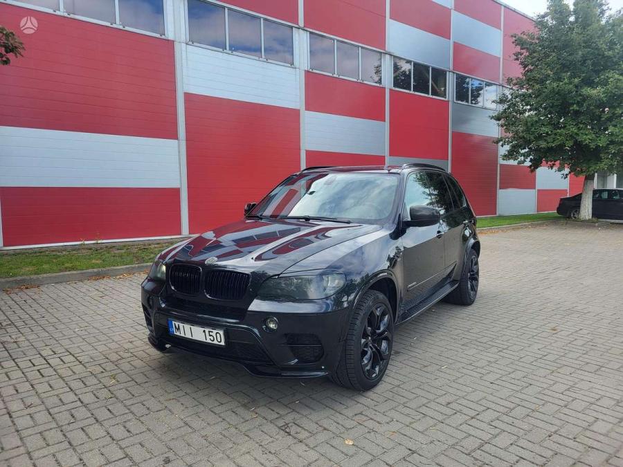 Black BMW X5 2012 in Siauliai, with an engine capacity of 4.40 L and mileage of 208 thousand km for 12500 €, photo 1 on AUTOMOTO.COM.LV
