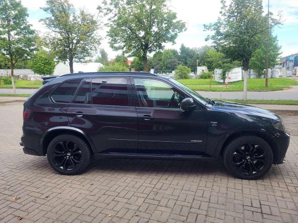 Black BMW X5 2012 in Siauliai, with an engine capacity of 4.40 L and mileage of 208 thousand km for 12500 €, photo 2 on AUTOMOTO.COM.LV