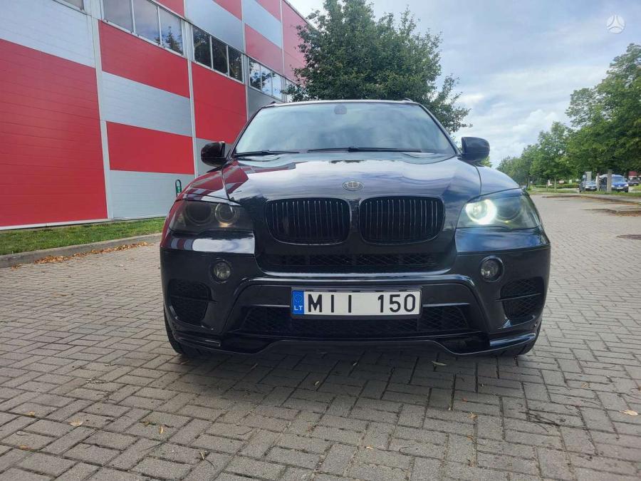 Black BMW X5 2012 in Siauliai, with an engine capacity of 4.40 L and mileage of 208 thousand km for 12500 €, photo 5 on AUTOMOTO.COM.LV