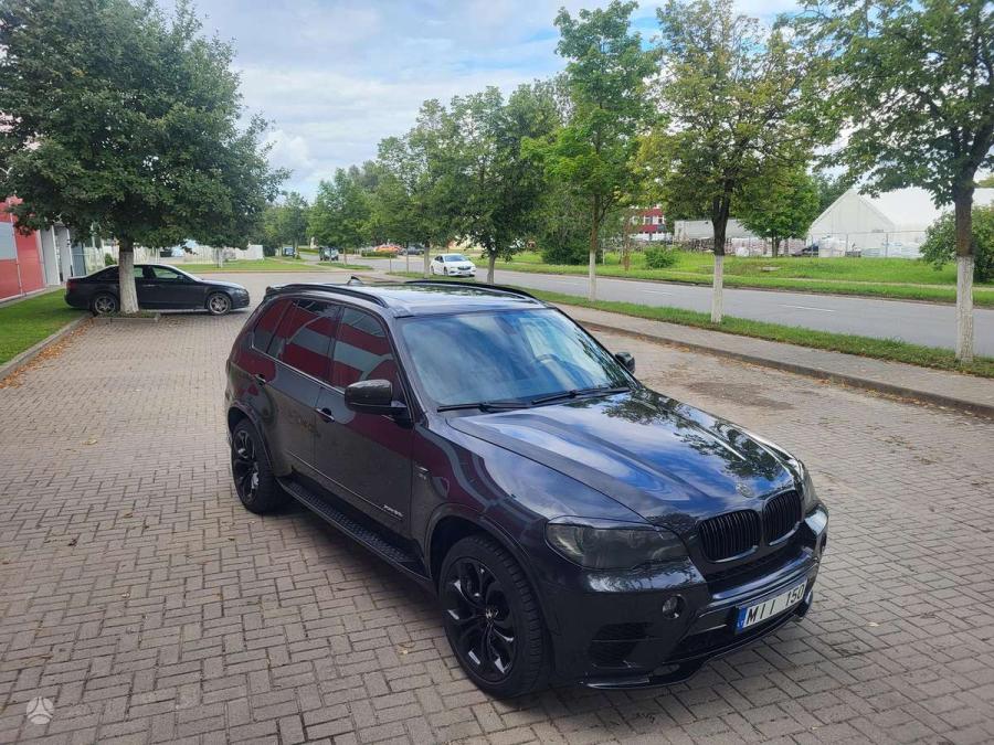 Black BMW X5 2012 in Siauliai, with an engine capacity of 4.40 L and mileage of 208 thousand km for 12500 €, photo 6 on AUTOMOTO.COM.LV