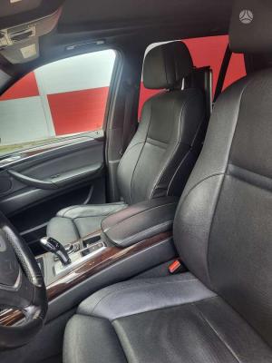 Black BMW X5 2012 in Siauliai, with an engine capacity of 4.40 L and mileage of 208 thousand km for 12500 €, photo 15 on AUTOMOTO.COM.LV