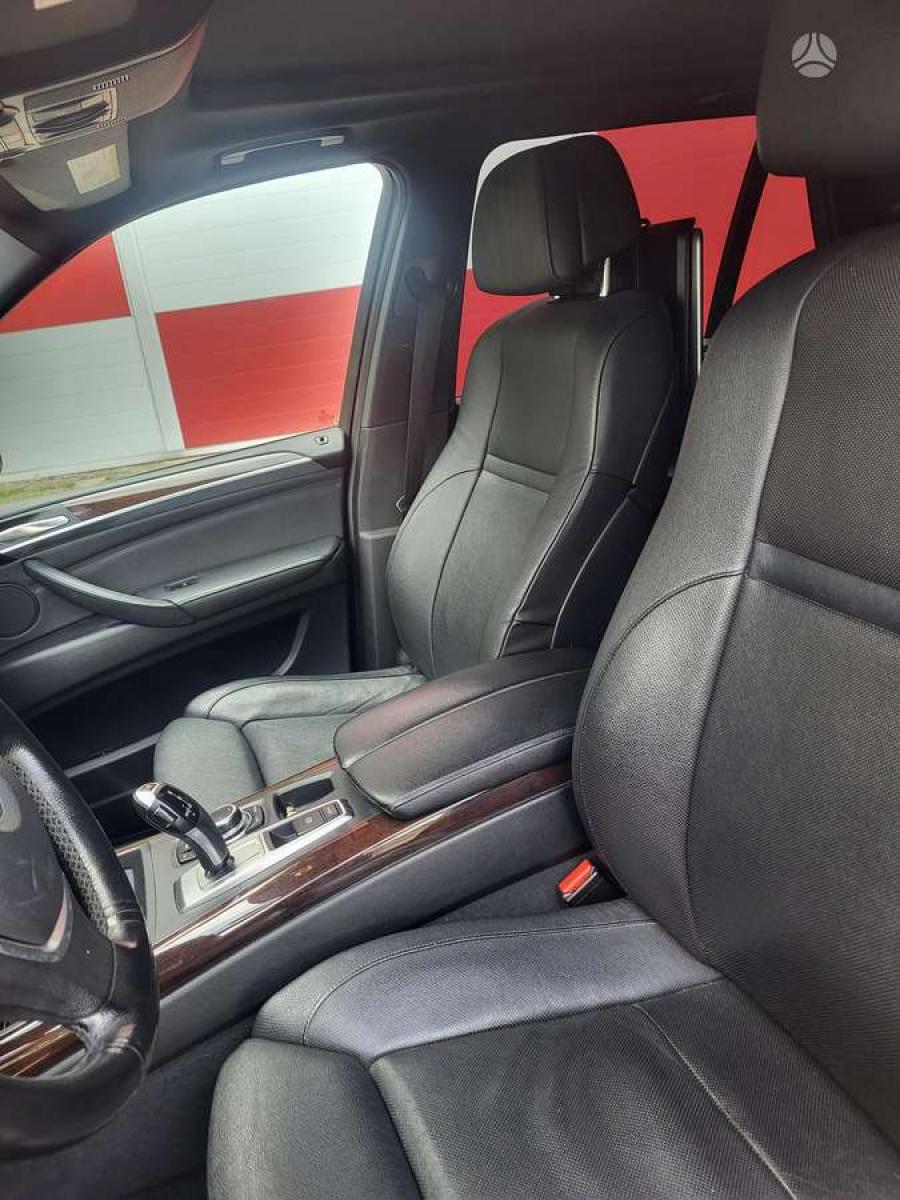 Black BMW X5 2012 in Siauliai, with an engine capacity of 4.40 L and mileage of 208 thousand km for 12500 €, photo 15 on AUTOMOTO.COM.LV