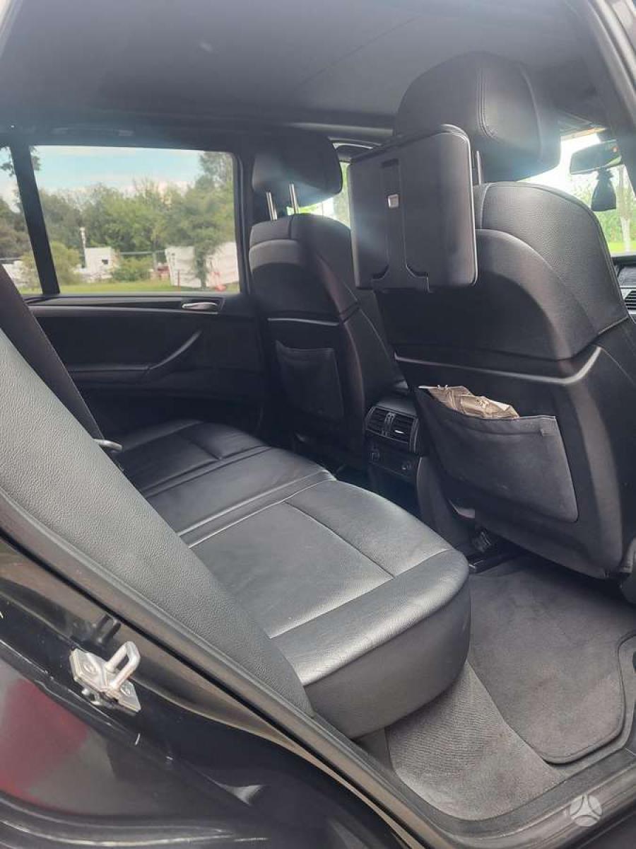 Black BMW X5 2012 in Siauliai, with an engine capacity of 4.40 L and mileage of 208 thousand km for 12500 €, photo 16 on AUTOMOTO.COM.LV