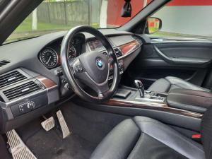 Black BMW X5 2012 in Siauliai, with an engine capacity of 4.40 L and mileage of 208 thousand km for 12500 €, photo 17 on AUTOMOTO.COM.LV