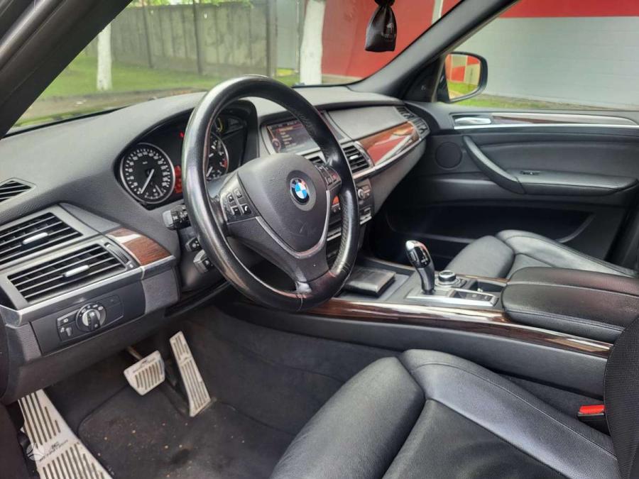 Black BMW X5 2012 in Siauliai, with an engine capacity of 4.40 L and mileage of 208 thousand km for 12500 €, photo 17 on AUTOMOTO.COM.LV