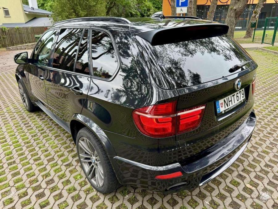 Black BMW X5 2012 in Kaunas, with an engine capacity of 2.98 L and mileage of 260 thousand km for 9500 €, photo 4 on AUTOMOTO.COM.LV