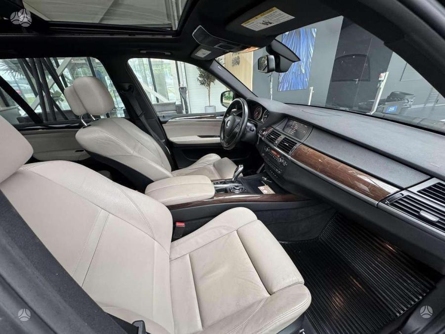 Black BMW X5 2012 in Kaunas, with an engine capacity of 2.98 L and mileage of 260 thousand km for 9500 €, photo 10 on AUTOMOTO.COM.LV