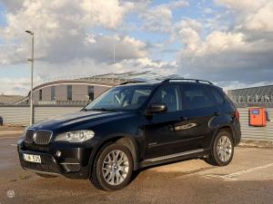 Melns BMW X5 2012 Viļņa, ar dzinēja tilpumu 2.98 L un nobraukumu 297 tūkst. km par 10000 €, foto  vietnē AUTOMOTO.COM.LV