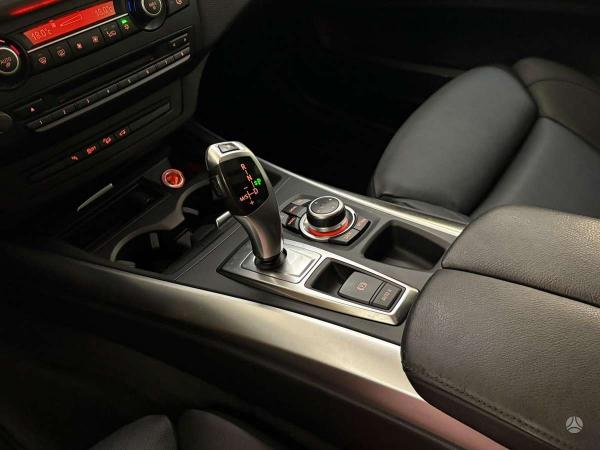 Black BMW X5 2012 in Marijampole, with an engine capacity of 3.00 L and mileage of 262 thousand km for 12900 €, photo 4 on AUTOMOTO.COM.LV