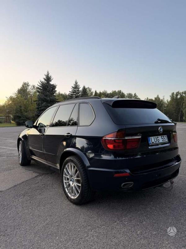 BMW X5 2012 ElektrÄnai vietnÄ Melns BMW X5 2012 ElektrÄnai, ar dzinÄja tilpumu 2.99 L un nobraukumu 330 tÅ«kst. km par 10900 ā¬, foto 4 vietnÄ AUTOMOTO.COM.LV